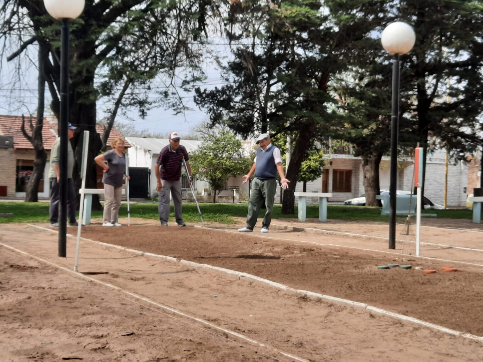Vecinos de la tercera edad piden techar las canchas de tejo de María ...