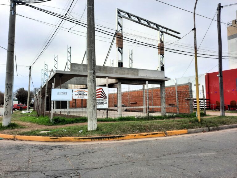 Una farmacia local construye un edificio nuevo y da un salto ...